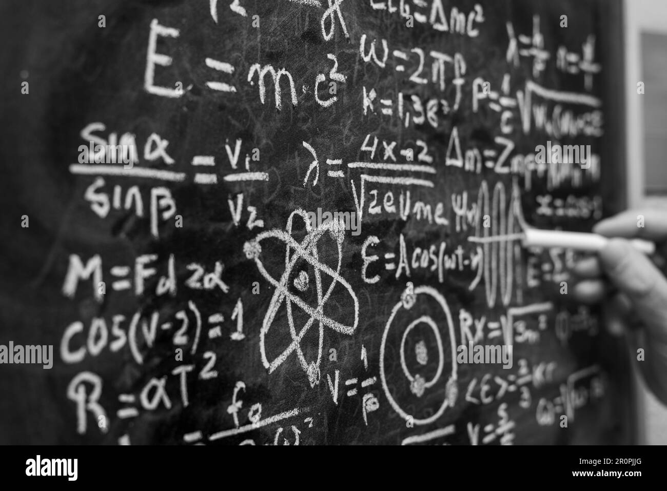 Operaciones y formulas de física cuántica escritas a mano con una tiza ...