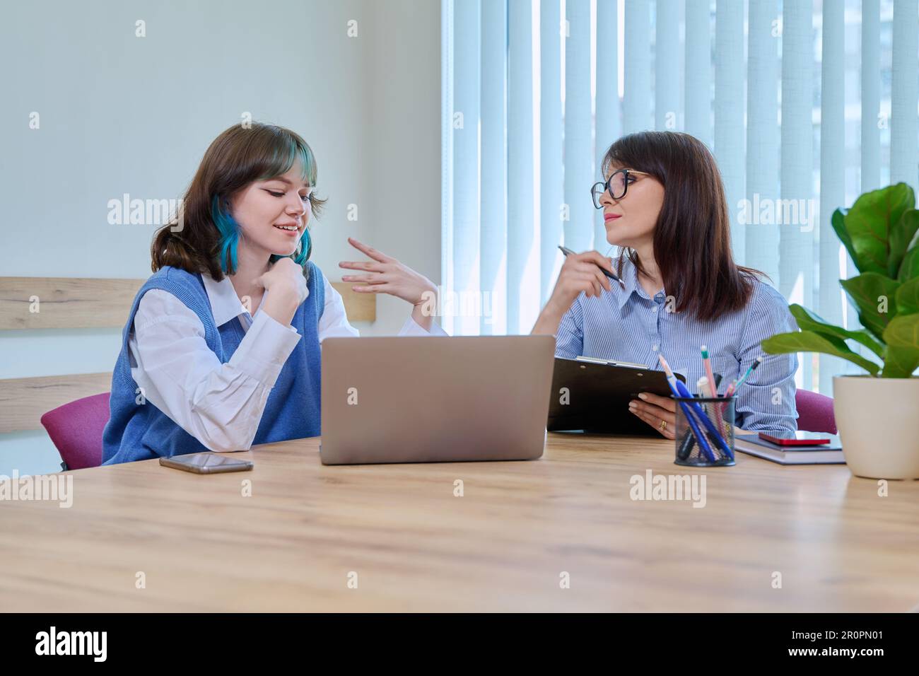 Student interviewing teacher hi-res stock photography and images - Alamy