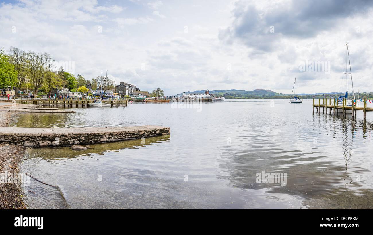 Jettys and landing stages jut out into Lake Windermere at Waterhead in ...