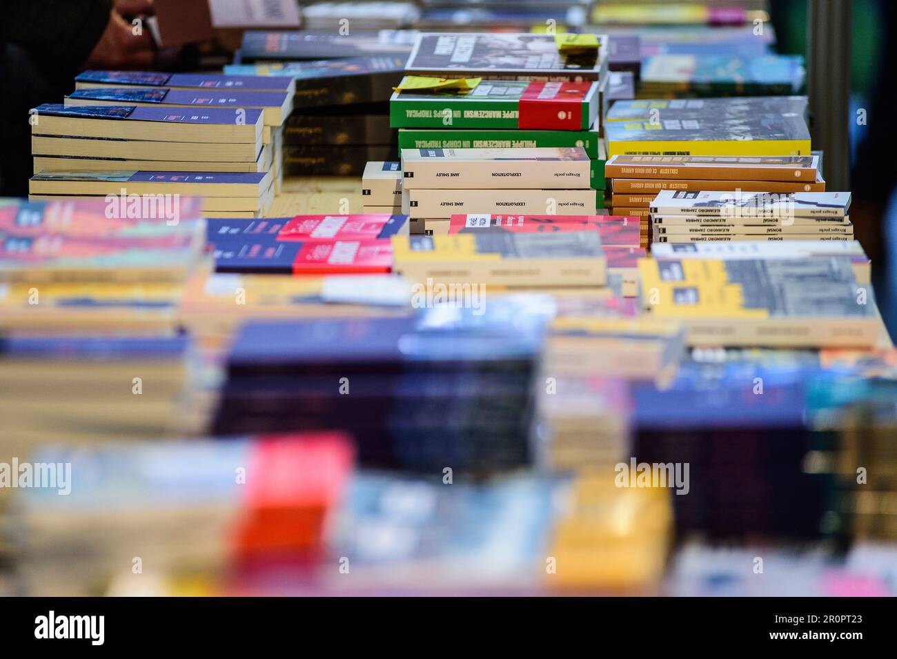 Foire du Livre de Bruxelles les gens se pressent autour des presentoirs ...