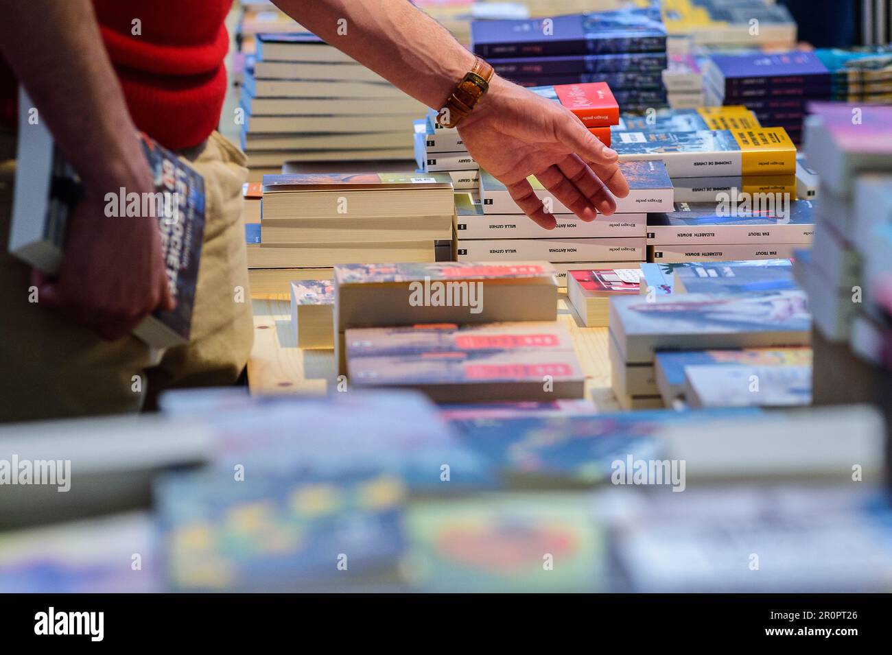 Foire du Livre de Bruxelles les gens se pressent autour des presentoirs ...