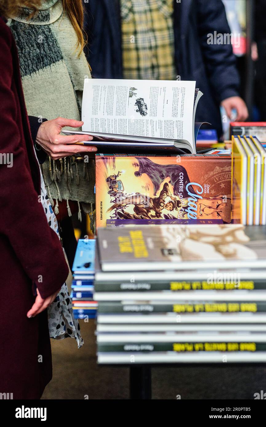 Foire du Livre de Bruxelles les gens se pressent autour des presentoirs ...