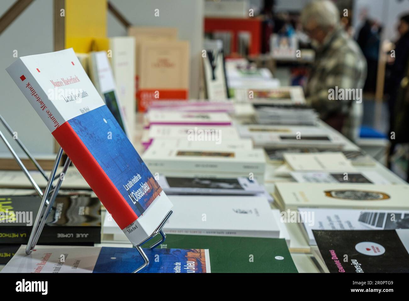 Foire du Livre de Bruxelles les gens se pressent autour des presentoirs ...