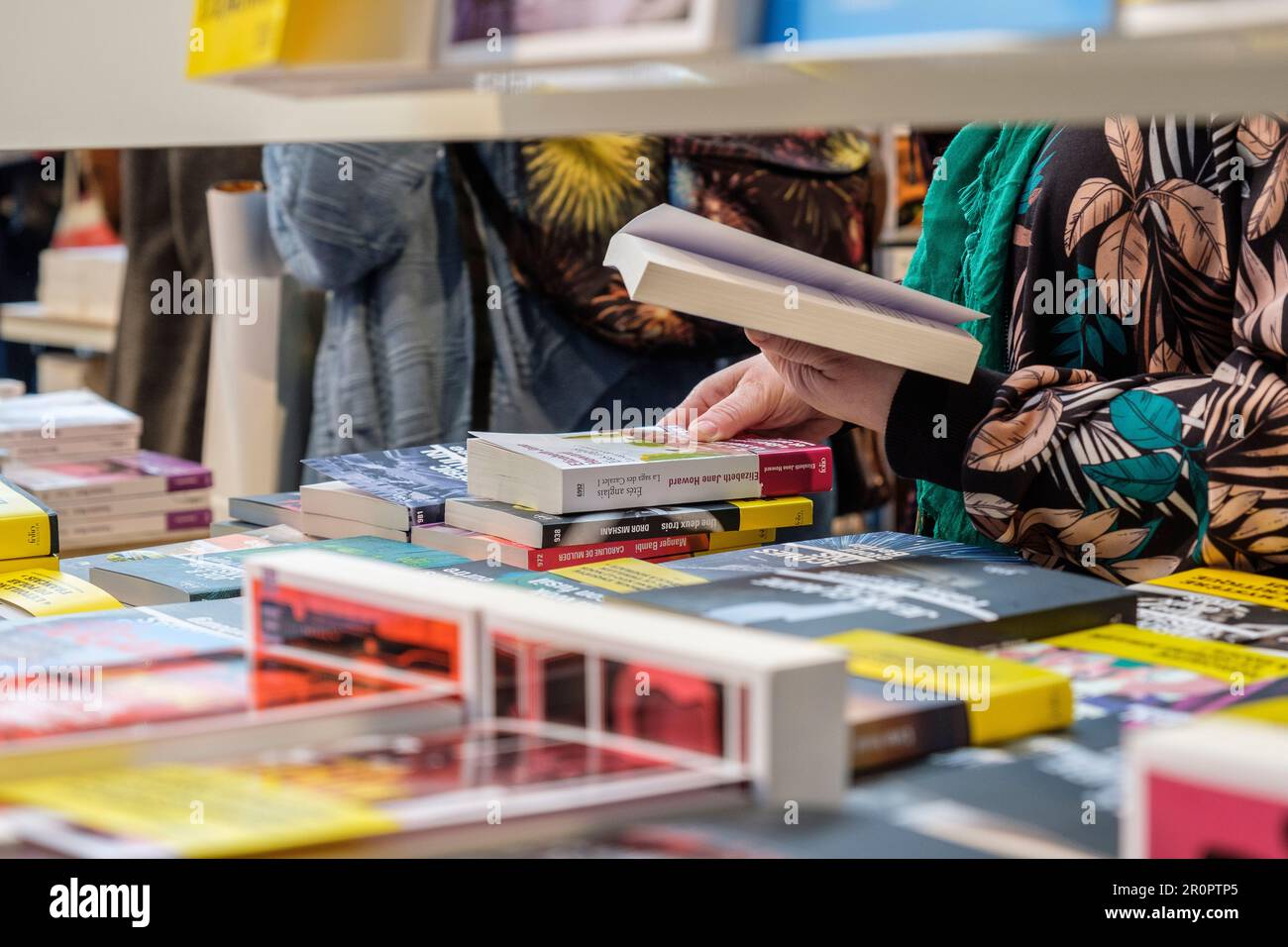 Foire du Livre de Bruxelles les gens se pressent autour des presentoirs ...