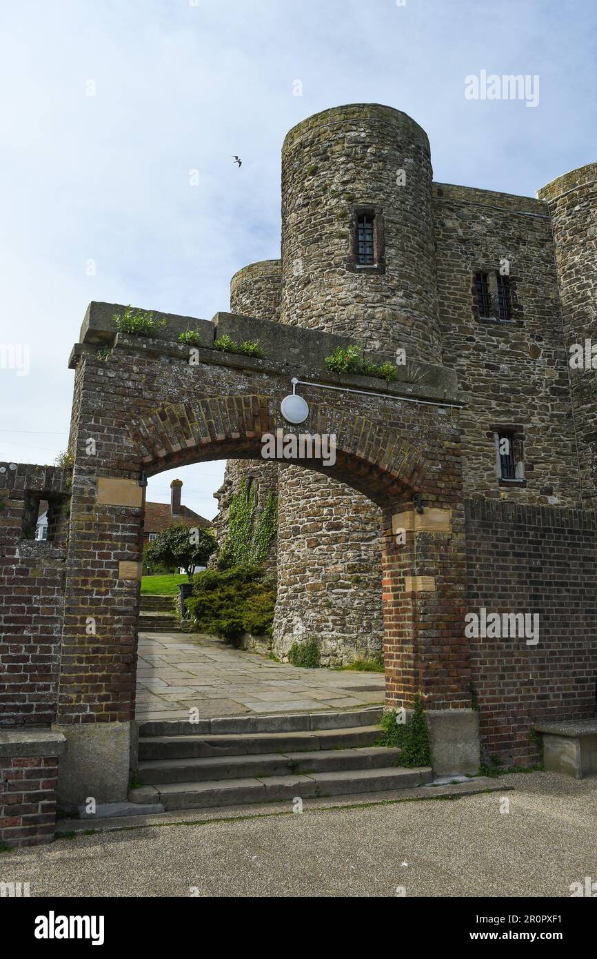 Ancient english castle ruins tower hi-res stock photography and images ...