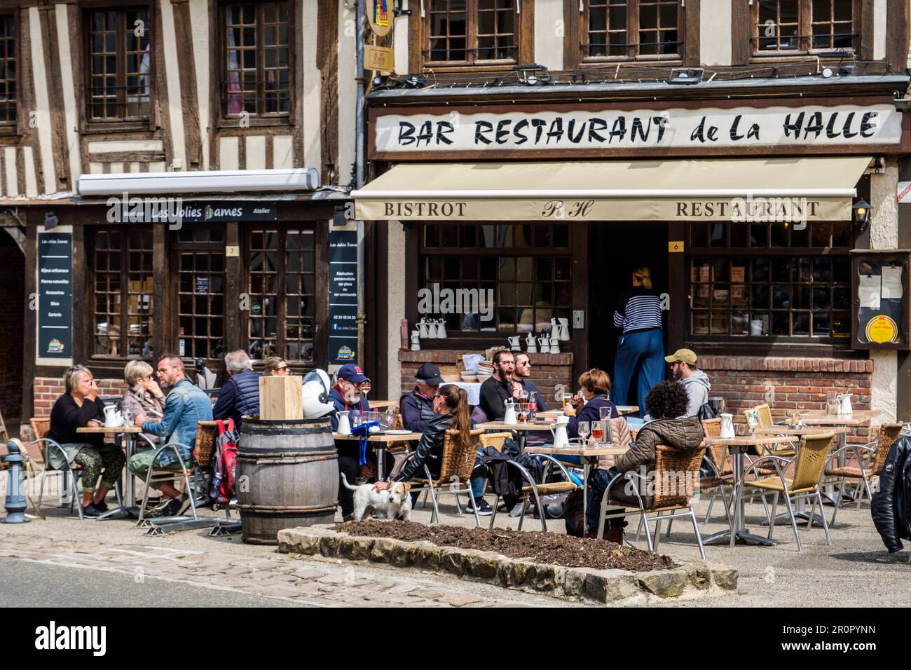 In the center of Lyons-la-Foret, the different restaurant and pub ...
