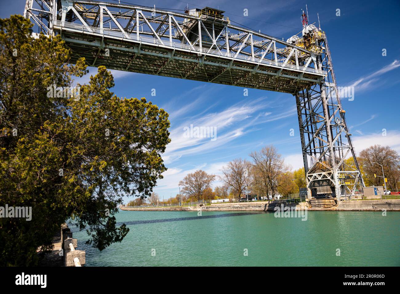 Vertical lift bridge vertical lift hi-res stock photography and images ...