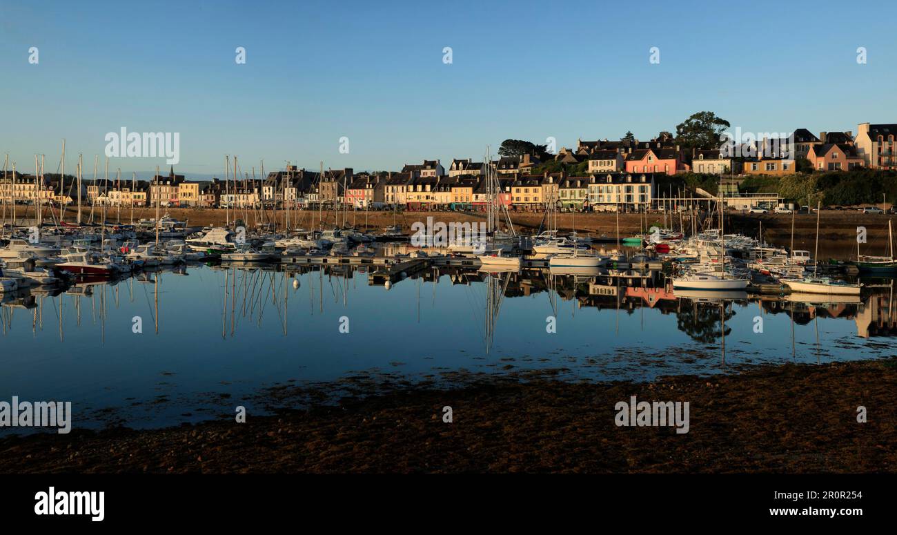 Camaret sur Mer harbour in Crozon peninsula, Brittany, France Stock ...