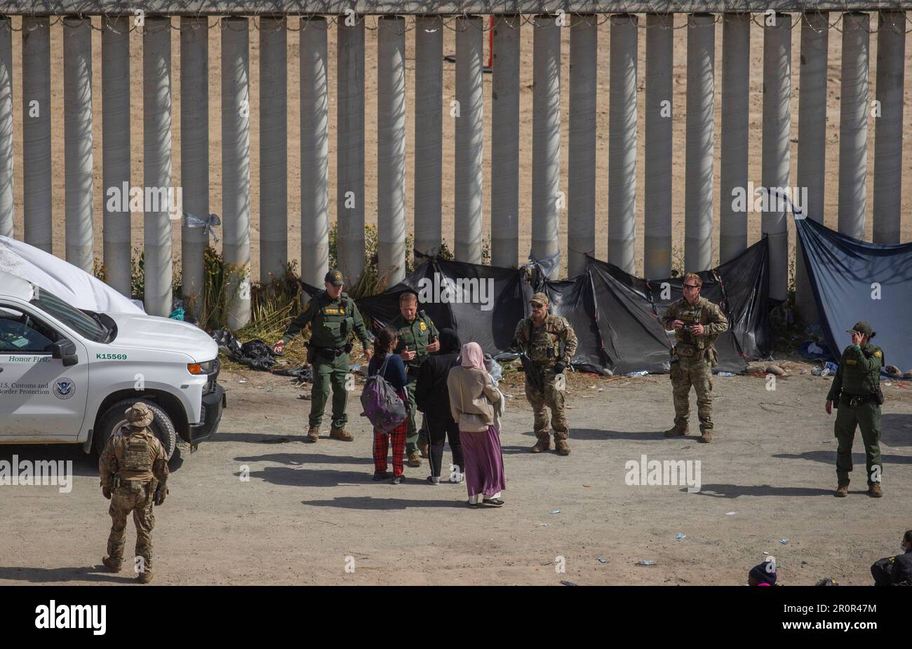 Mexico border migrants talk hi-res stock photography and images - Alamy