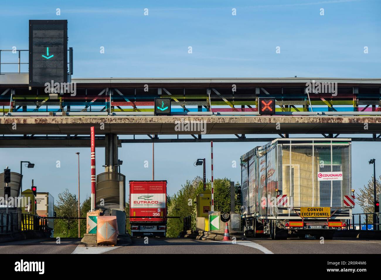 Voiture sur autoroute hi-res stock photography and images - Alamy