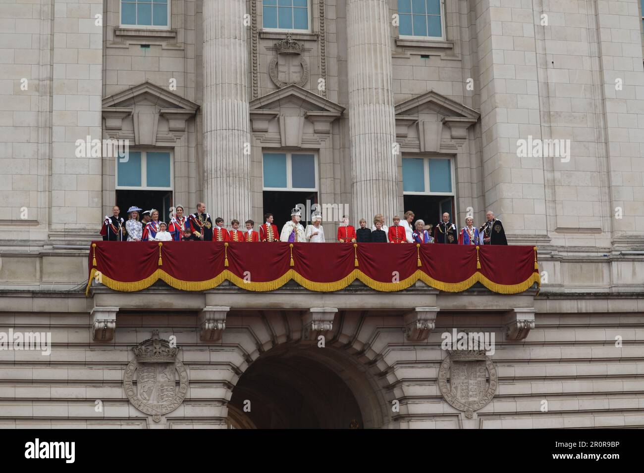 The Royal Family watch the Coronation Flypast from the Balcony of Buckingham Palace Stock Photo ...