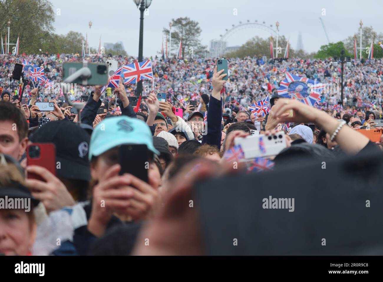 Crowds cheer King Charles and Queen Camilla on the Balcony of ...