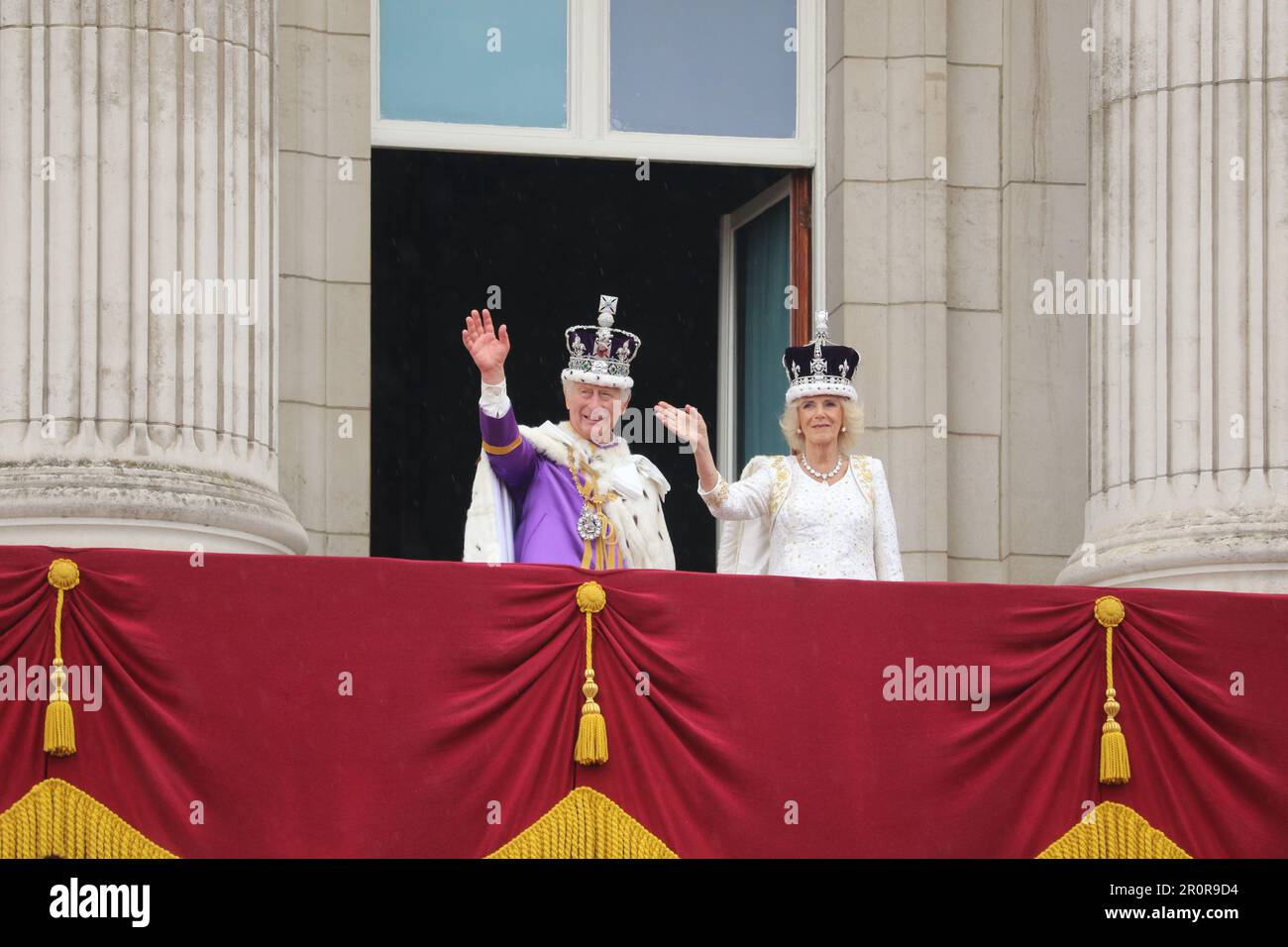 King Charles and Queen Camilla wave from the Balcony of Buckingham ...