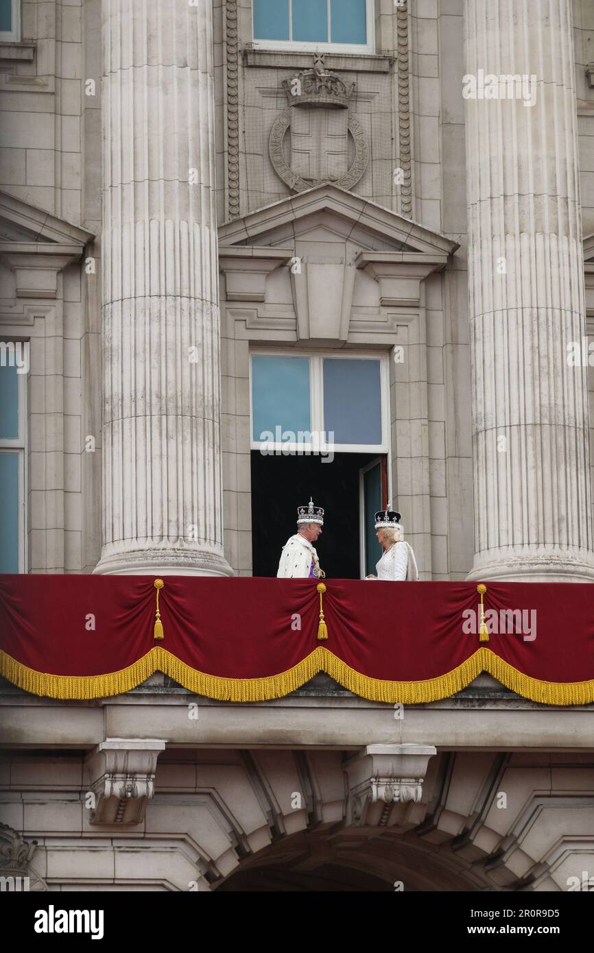 Charles camilla coronation balcony hi-res stock photography and images ...