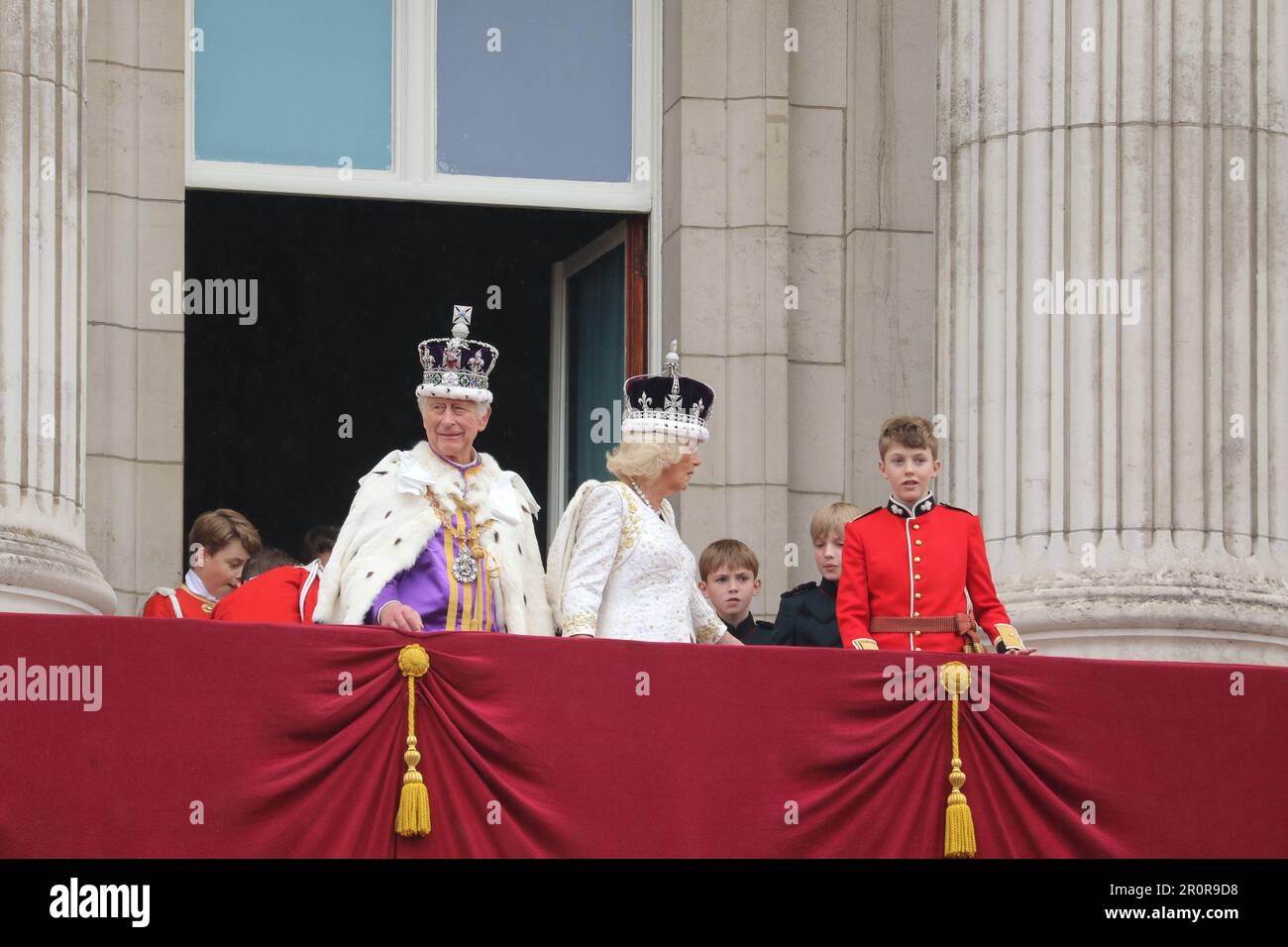 King Charles and Queen Camilla survey the crowd from the balcony of ...
