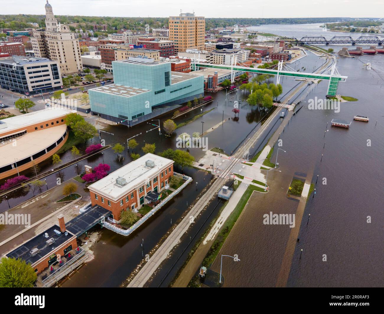 Davenport iowa skybridge hi-res stock photography and images - Alamy