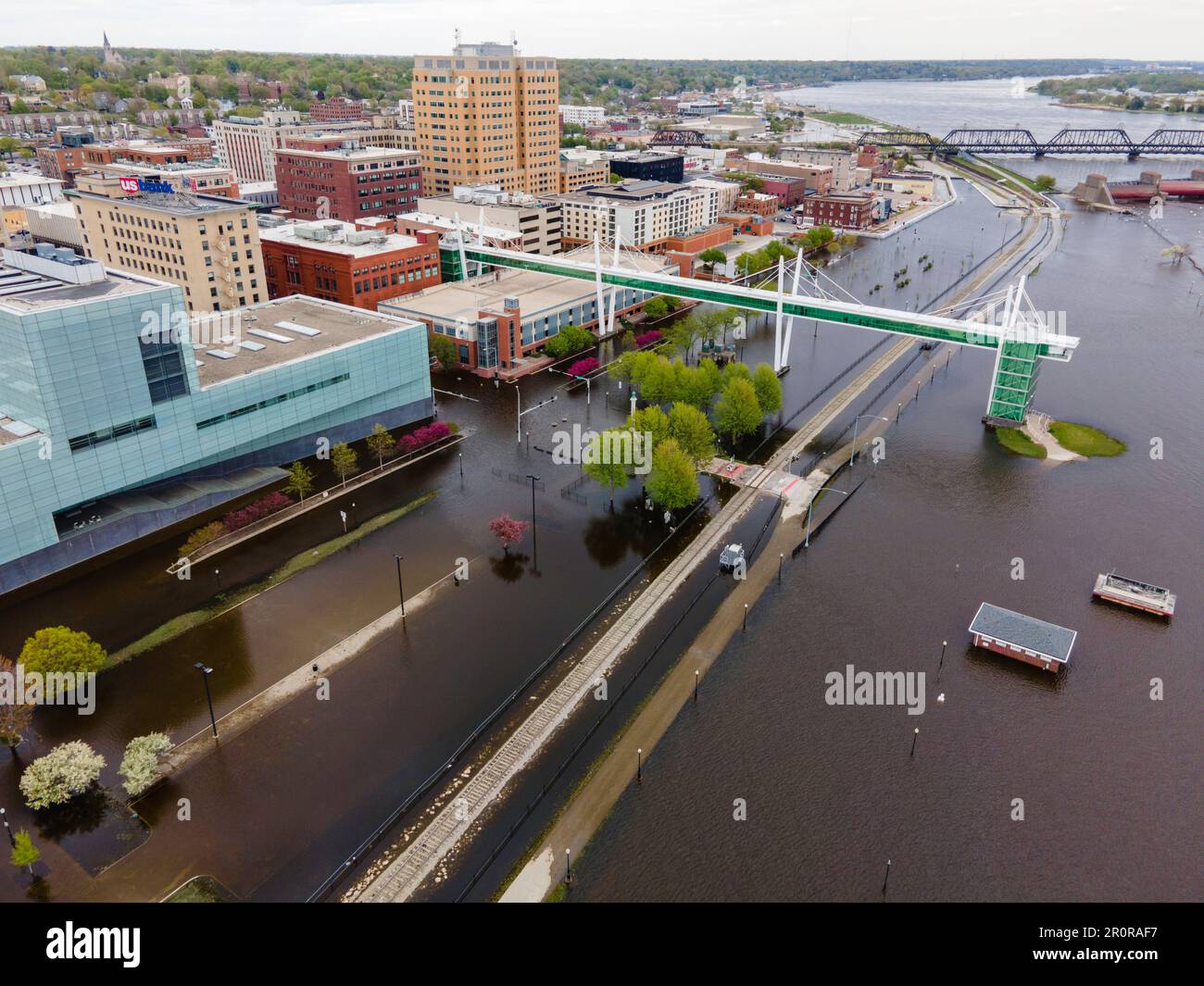 Davenport iowa skybridge hi-res stock photography and images - Alamy