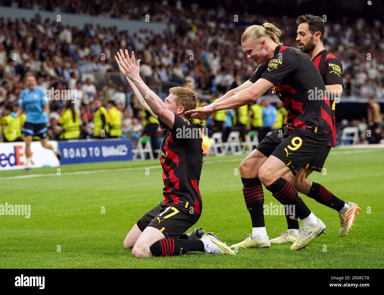 Manchester City's Kevin De Bruyne celebrates scoring their side's first ...