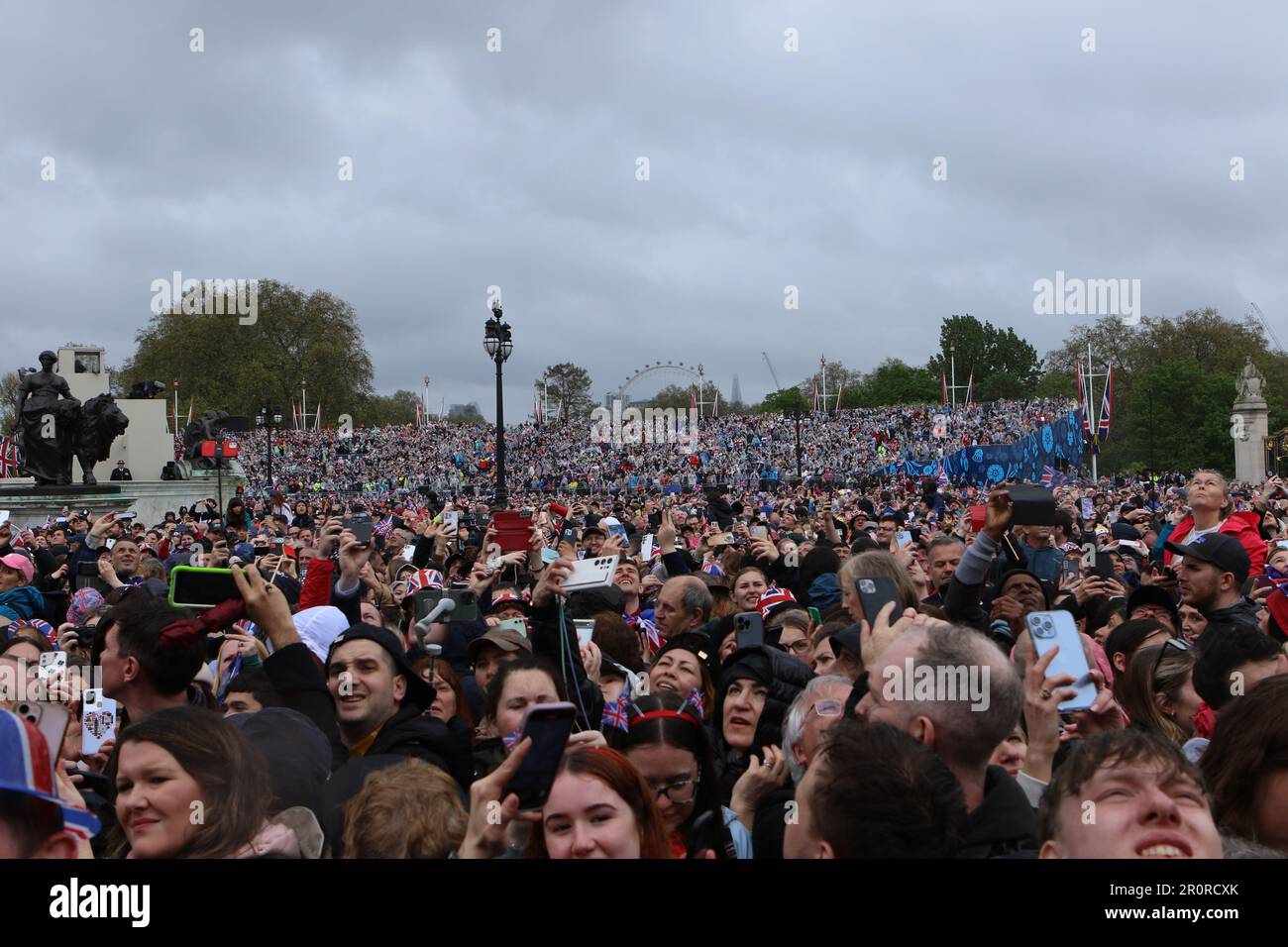 Crowds cheer King Charles and Queen Camilla on the Balcony of ...