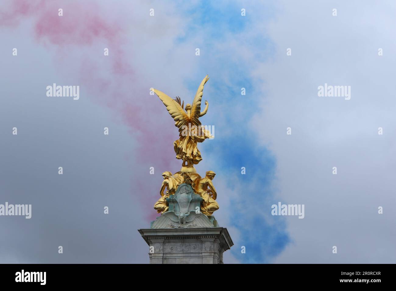 King charles coronation raf and red arrows flypast hi-res stock ...