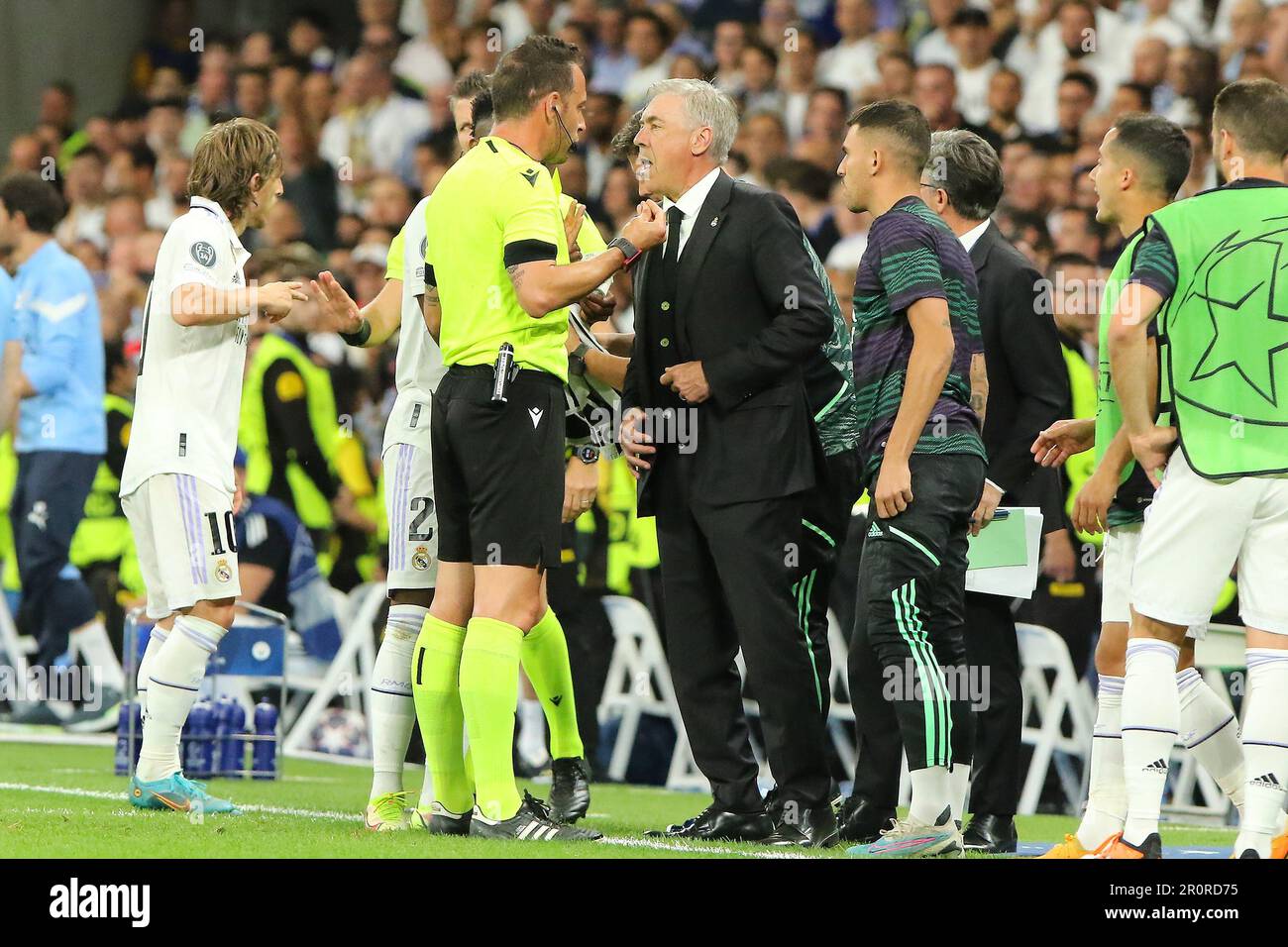 Real madrid manchester city referee hi-res stock photography and images ...