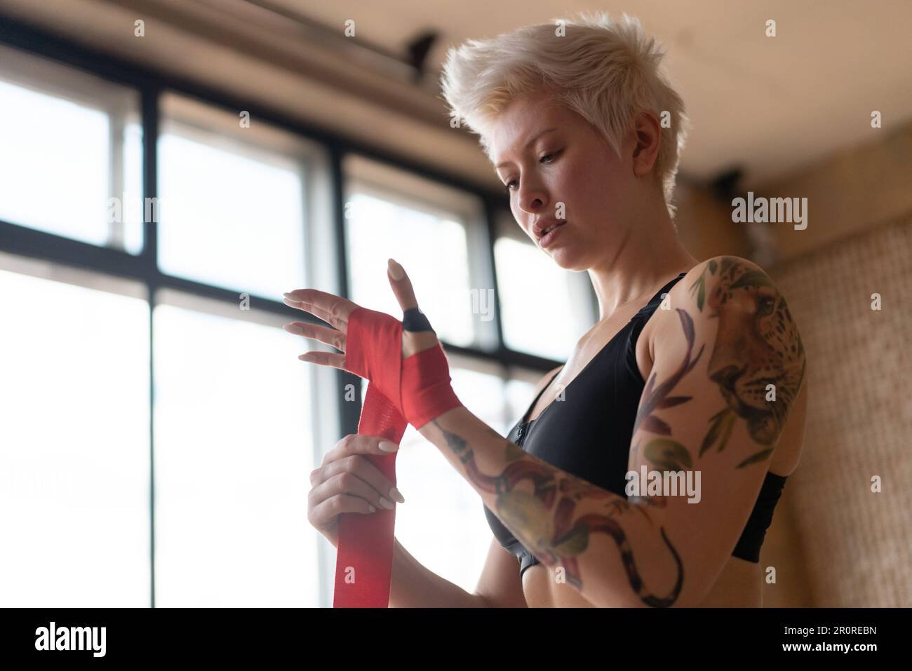 A strong woman trains in the gym. Crossfit training Stock Photo - Alamy