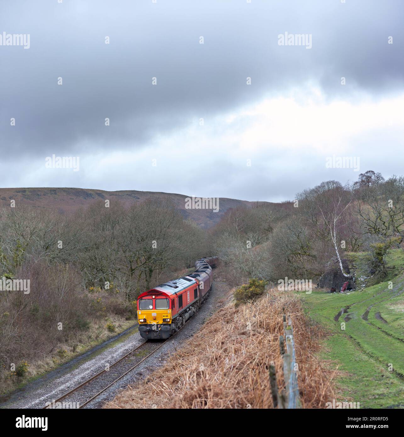 DB Cargo Rail class 66 diesel locomotive passing Bedlinog on the ...