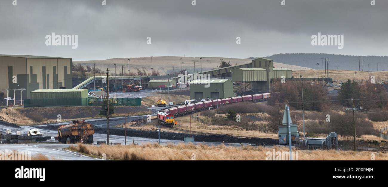 Loading a DB Cargo rail UK freight train at Cwmbargoed disposal point ...