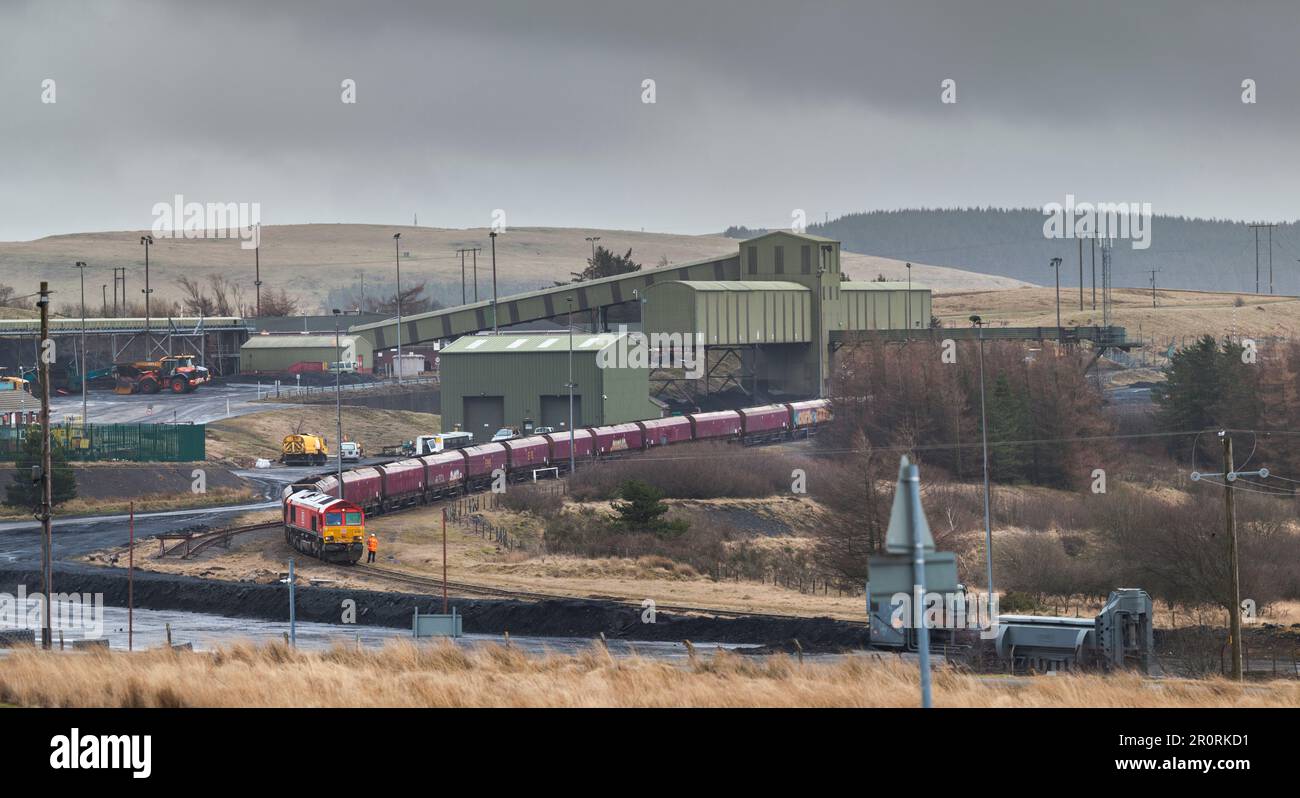 Loading a DB Cargo rail UK freight train at Cwmbargoed disposal point ...