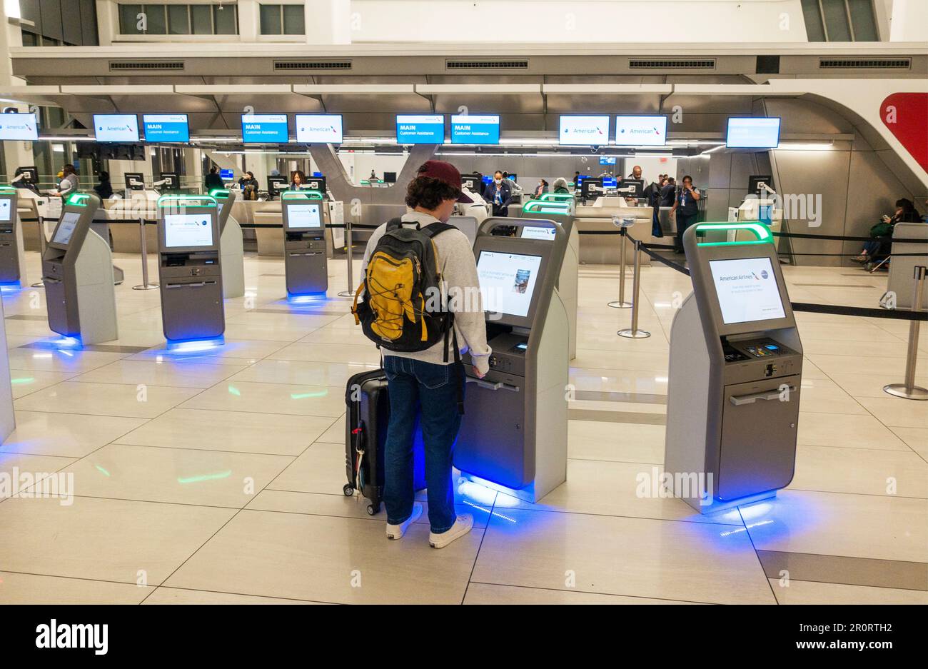 Check in machine airport terminal hi-res stock photography and images ...