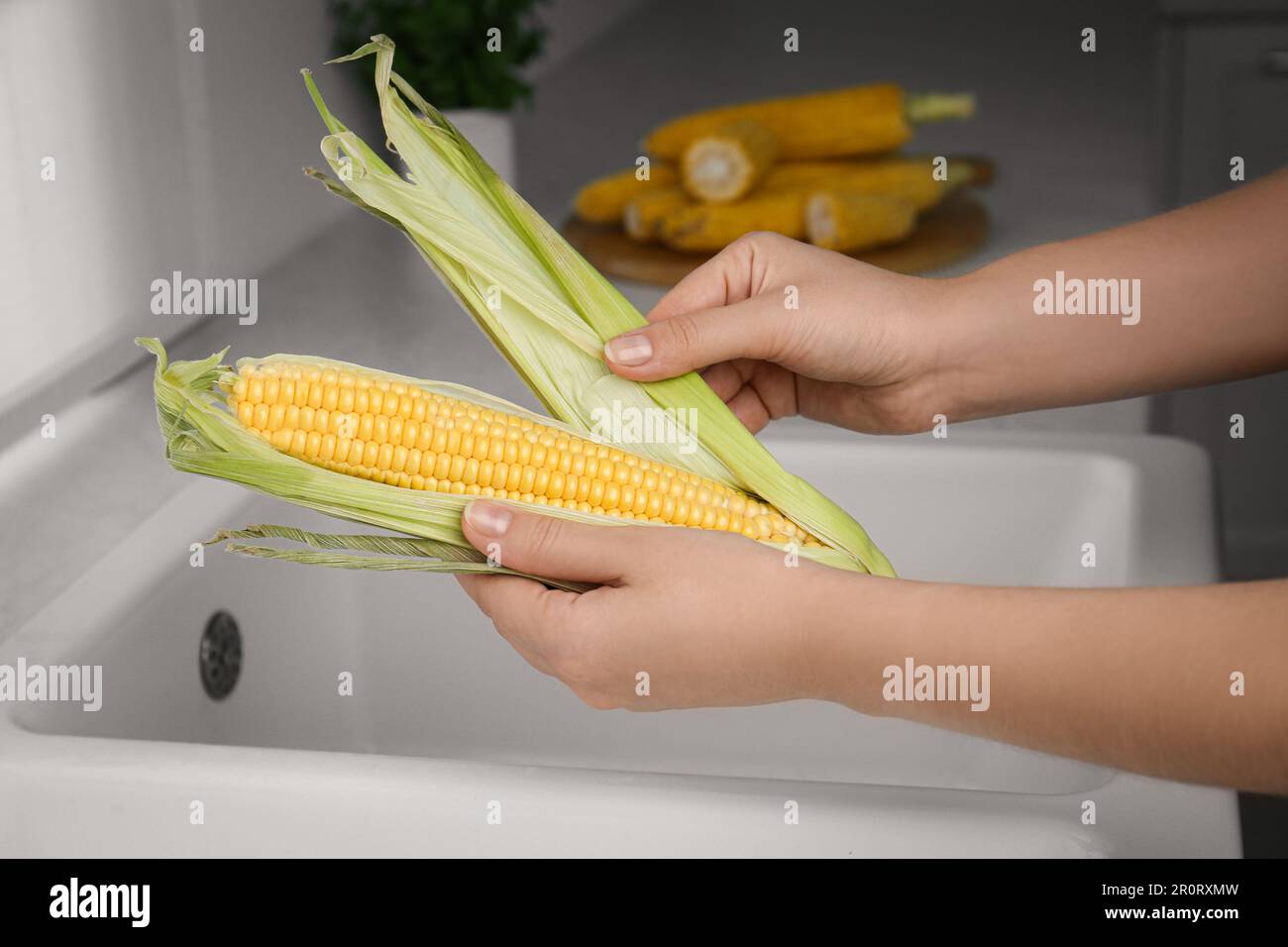 Husking maize hi-res stock photography and images - Alamy