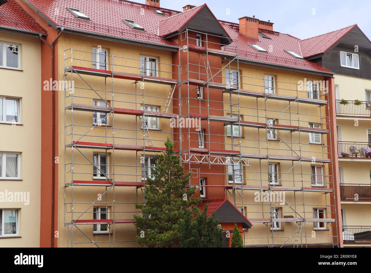 Scaffolding outside balcony hi-res stock photography and images - Alamy