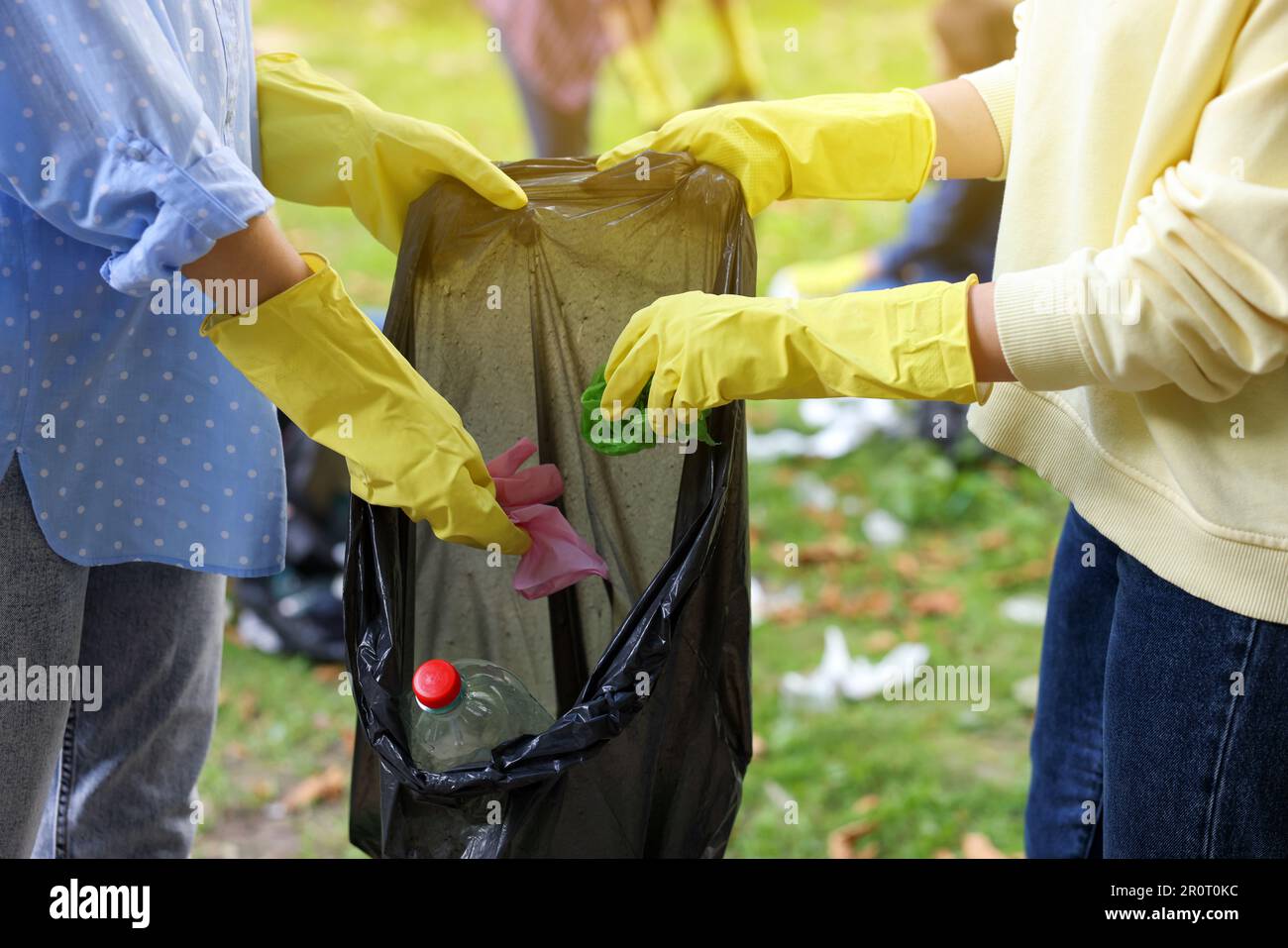 Women with garbage bag hi-res stock photography and images - Alamy