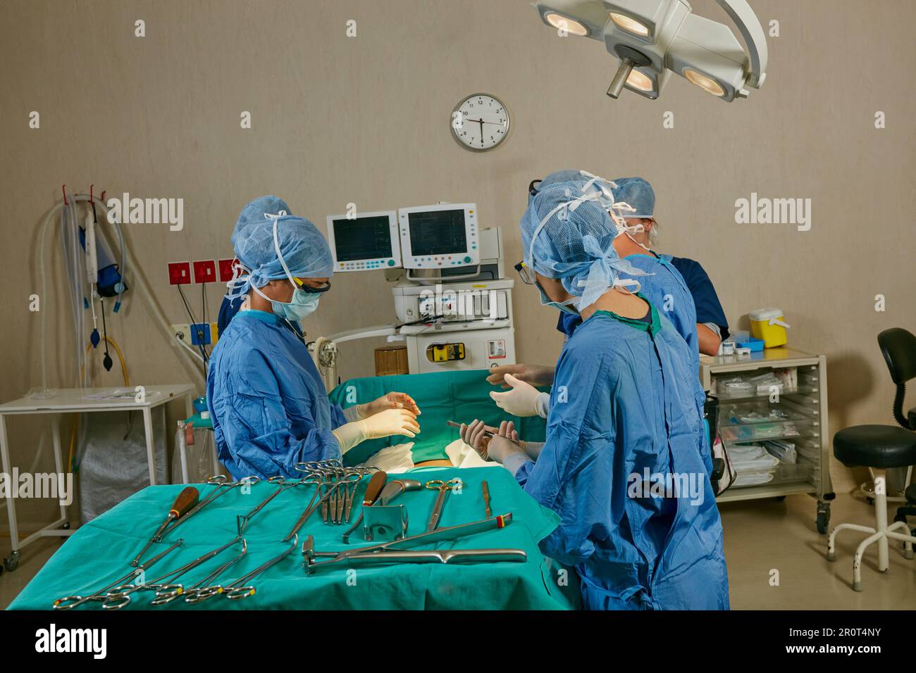 Performing surgeries hi-res stock photography and images - Alamy