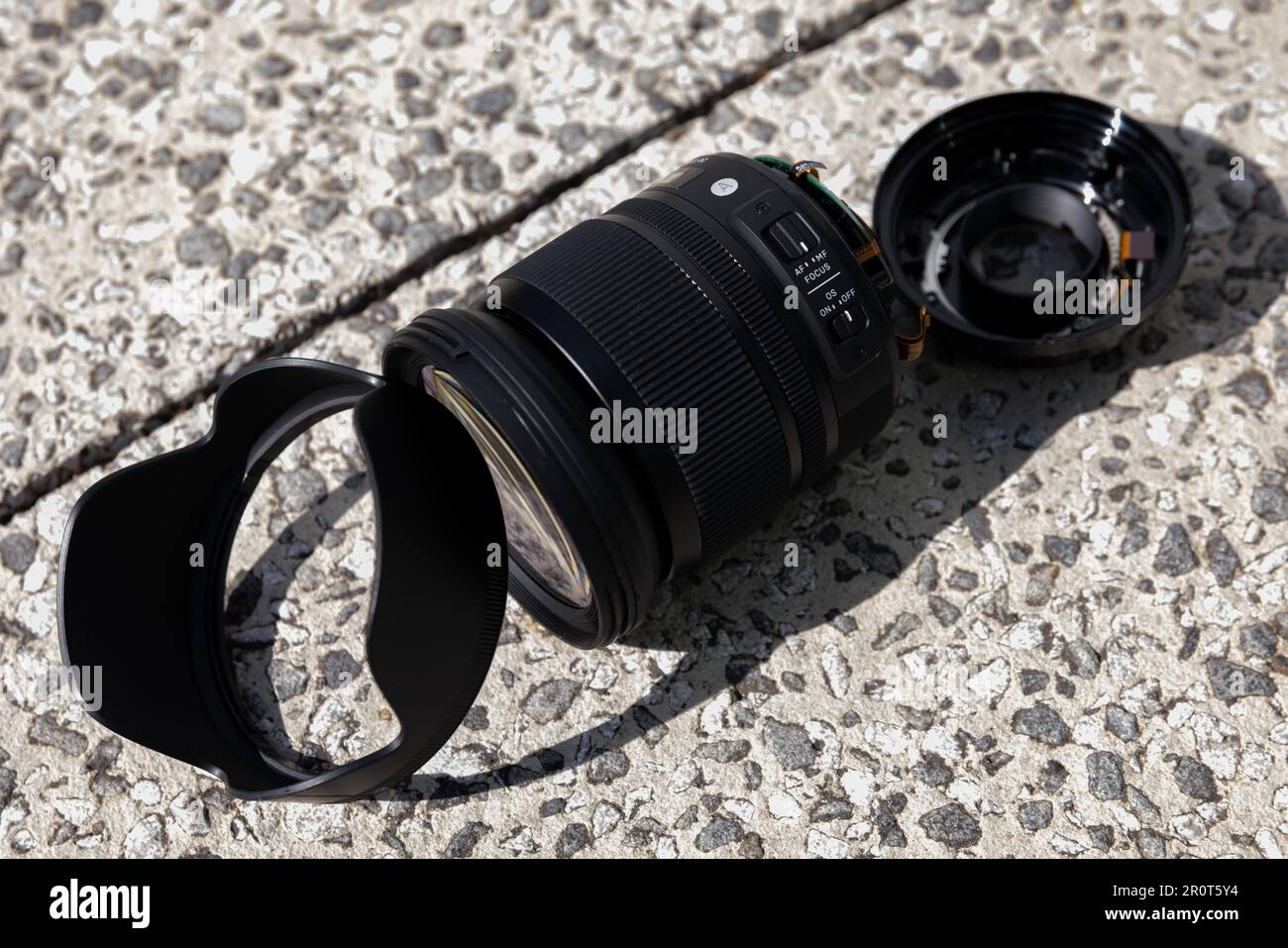 Broken canon lens hi-res stock photography and images - Alamy