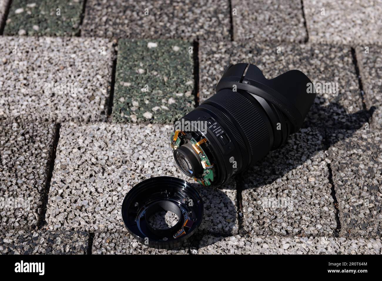 Broken canon lens hi-res stock photography and images - Alamy