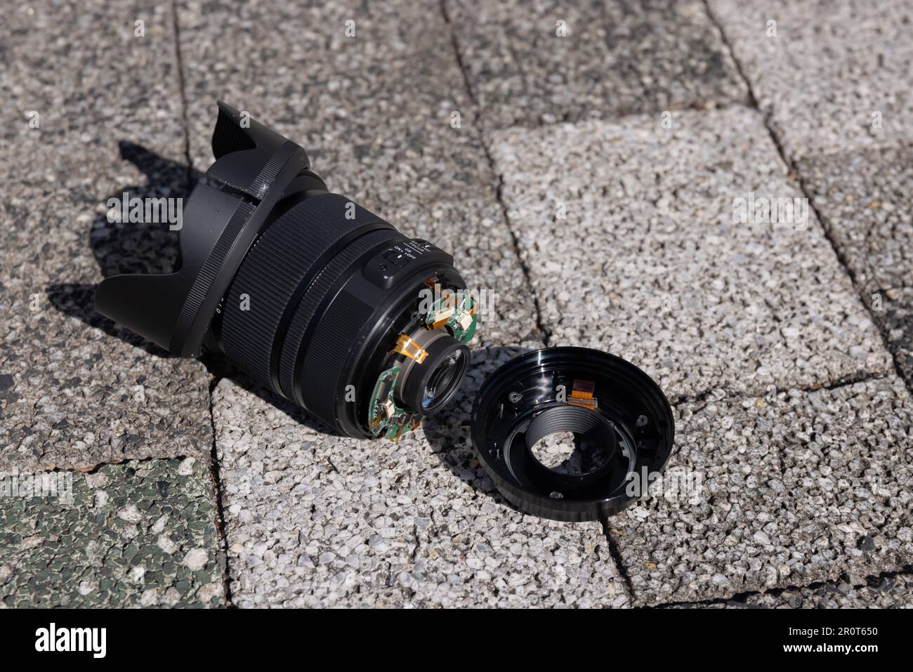 Broken canon lens hi-res stock photography and images - Alamy