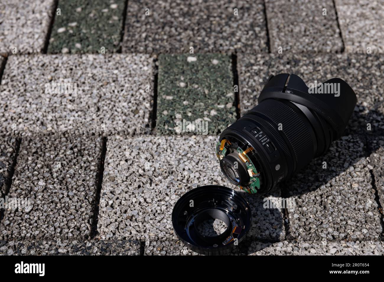 Broken canon lens hi-res stock photography and images - Alamy