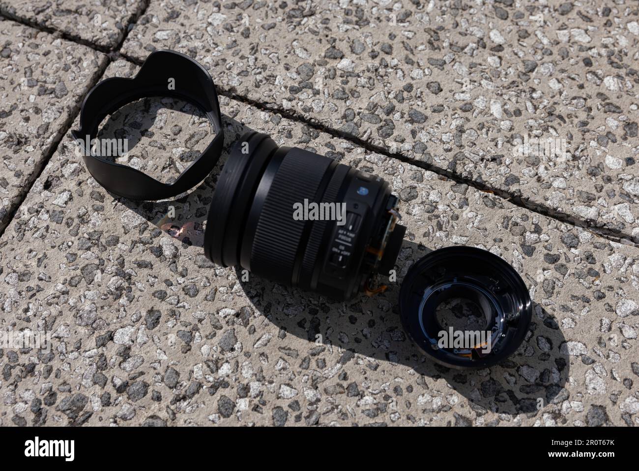 Broken canon lens hi-res stock photography and images - Alamy