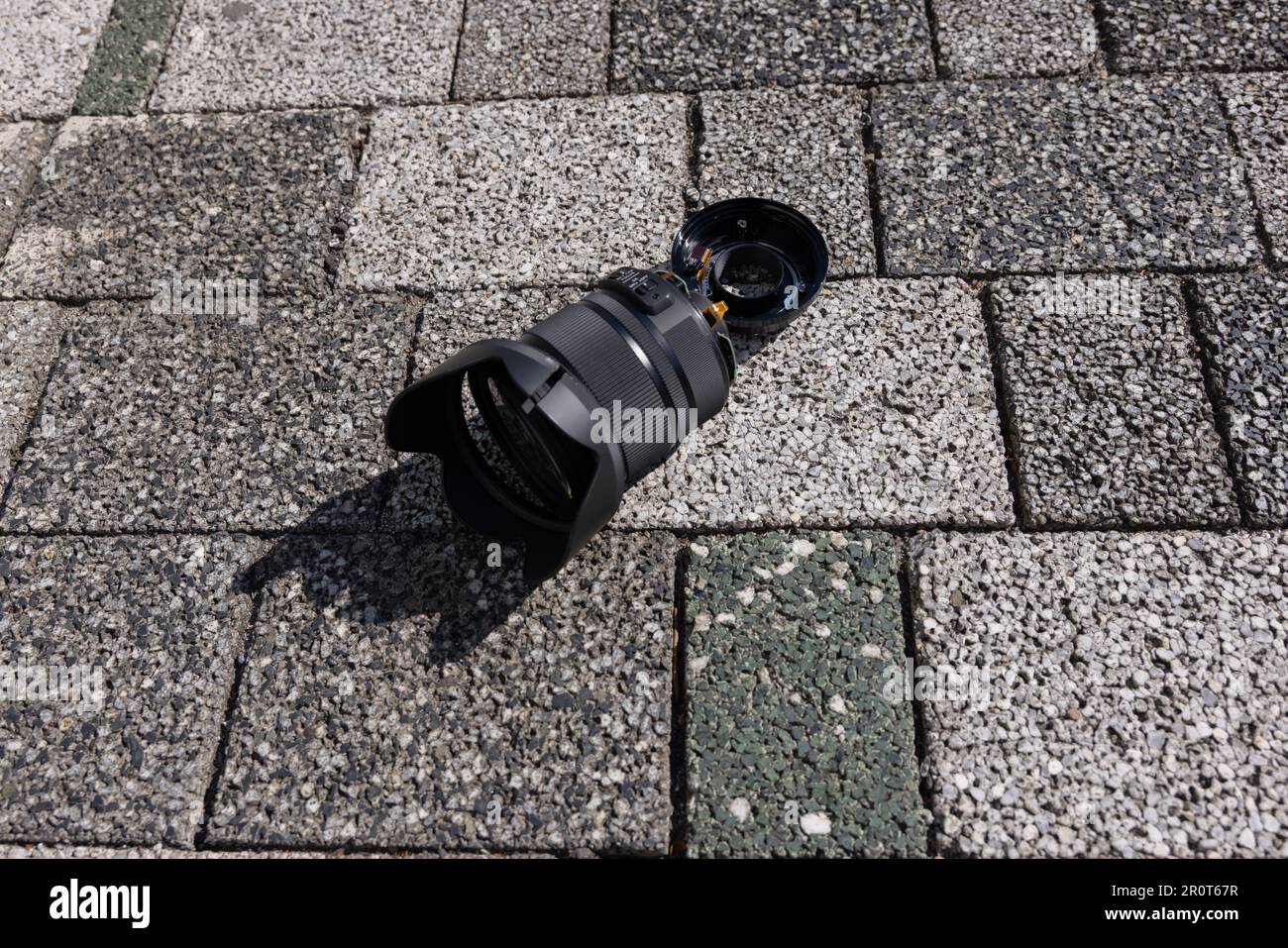 Broken canon lens hi-res stock photography and images - Alamy
