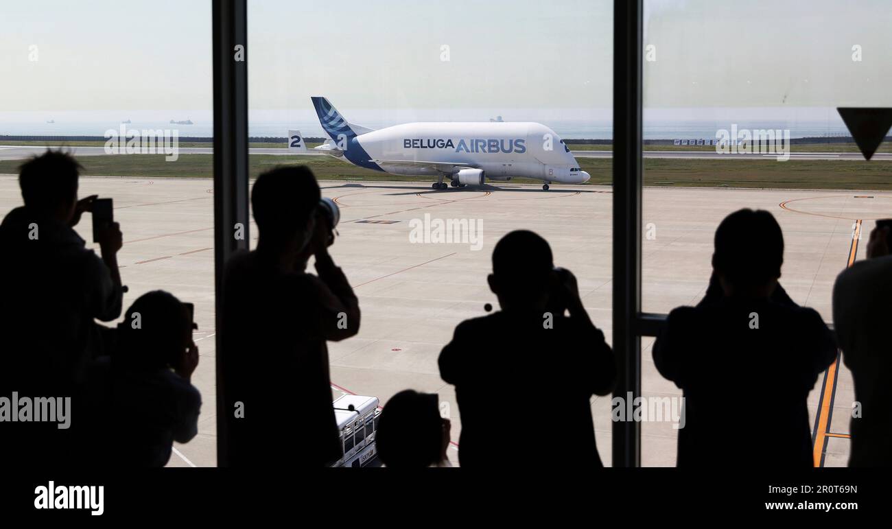 Aviation enthusiasts gather on the observation deck to see Airbus ...