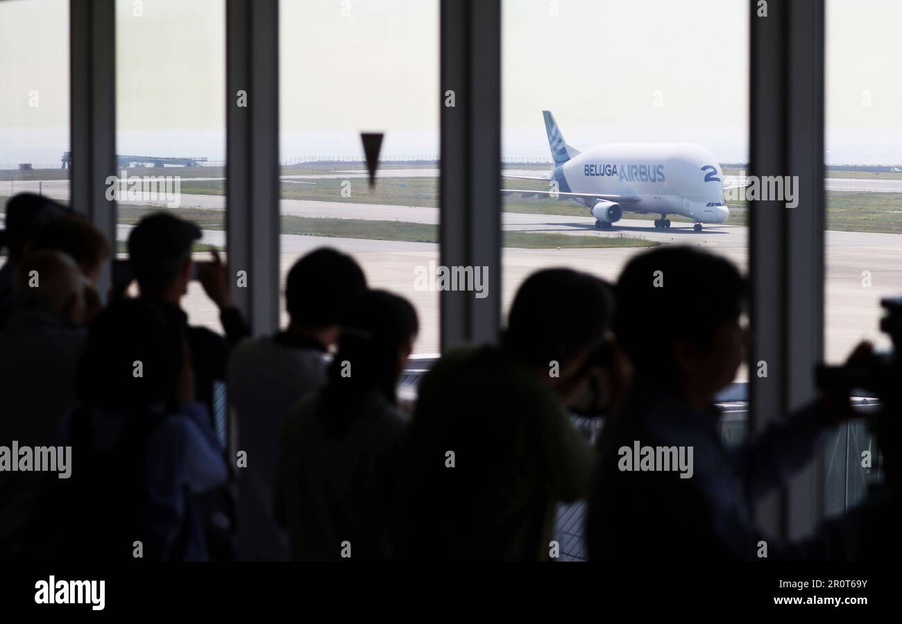 Aviation enthusiasts gather on the observation deck to see Airbus ...