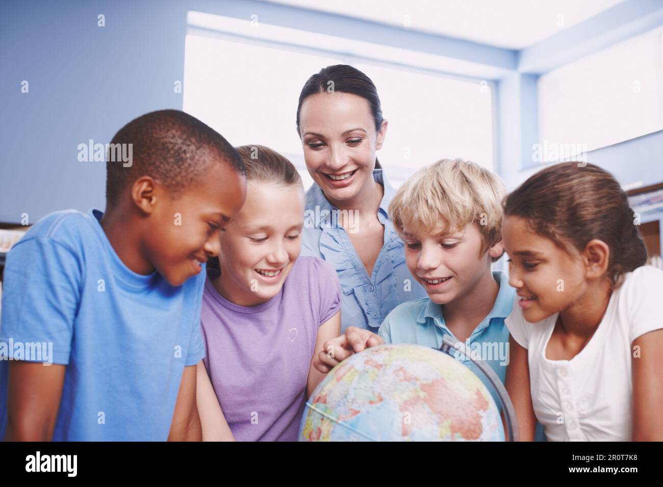 Teacher using a globe hi-res stock photography and images - Alamy