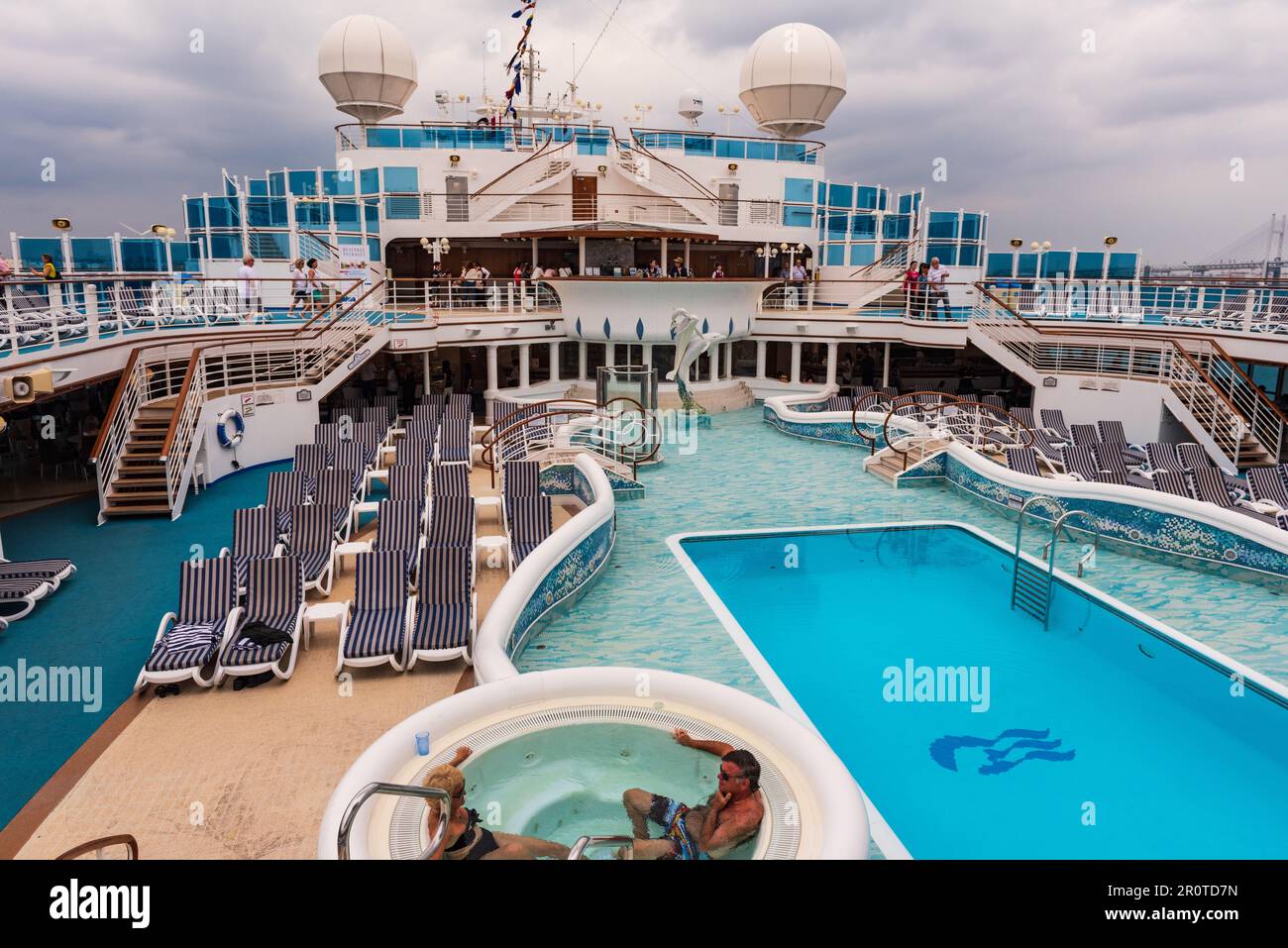 Japan couple cruise hi-res stock photography and images - Alamy