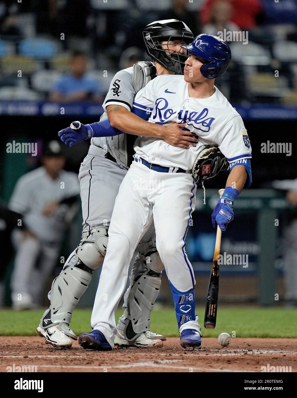 Chicago White Sox catcher Seby Zavala collides with Kansas City Royals ...