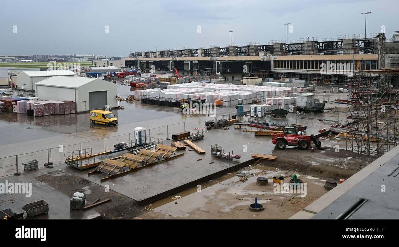 PRODUCTION - 09 May 2023, Hesse, Frankfurt/Main: Building materials and ...
