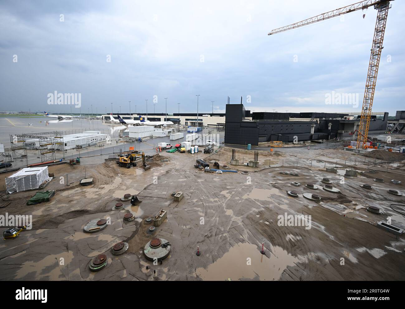 PRODUCTION - 09 May 2023, Hesse, Frankfurt/Main: A construction crane ...