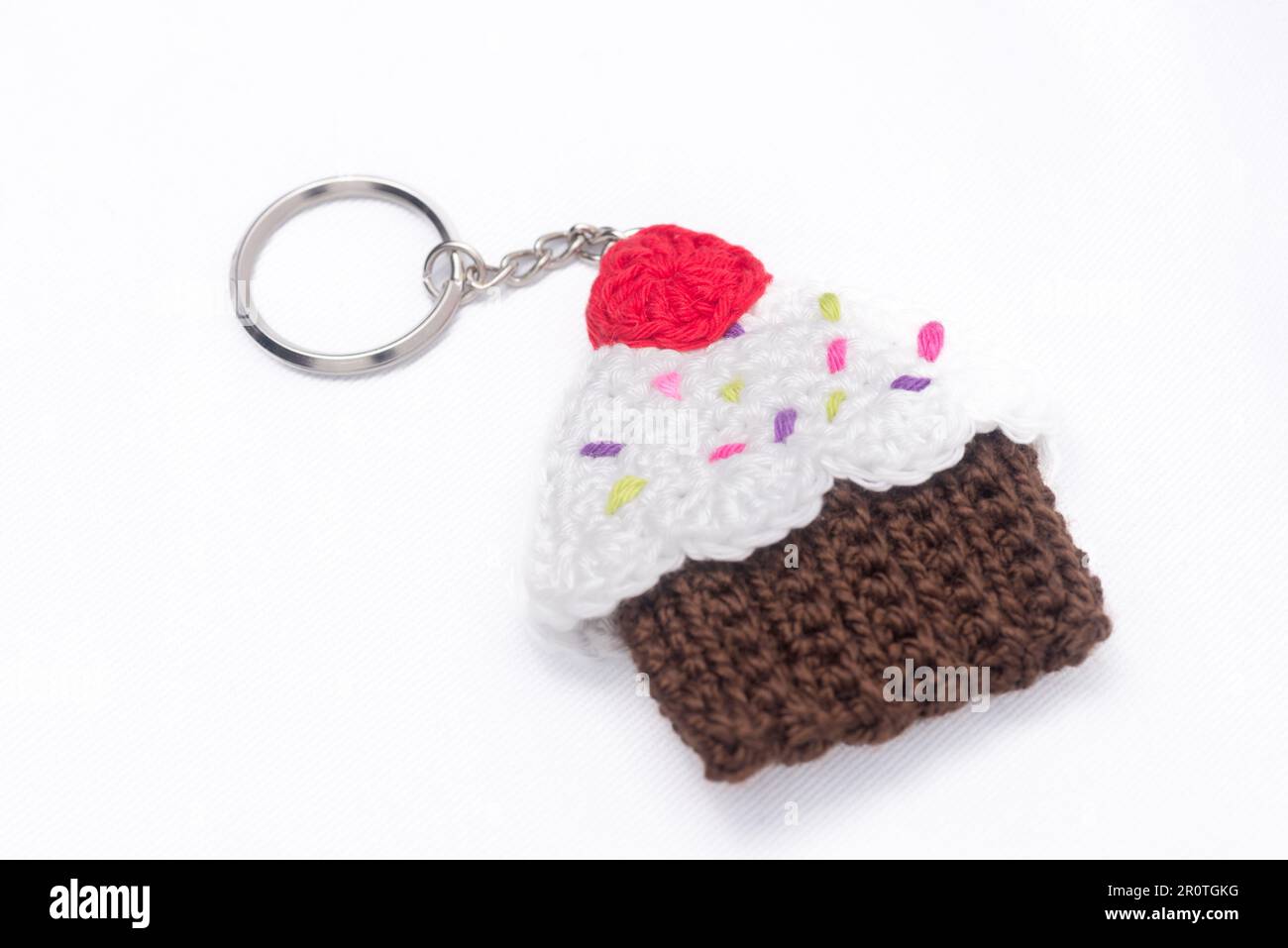Crocheted keychain in the shape of a vanilla and raspberry cupcake ...