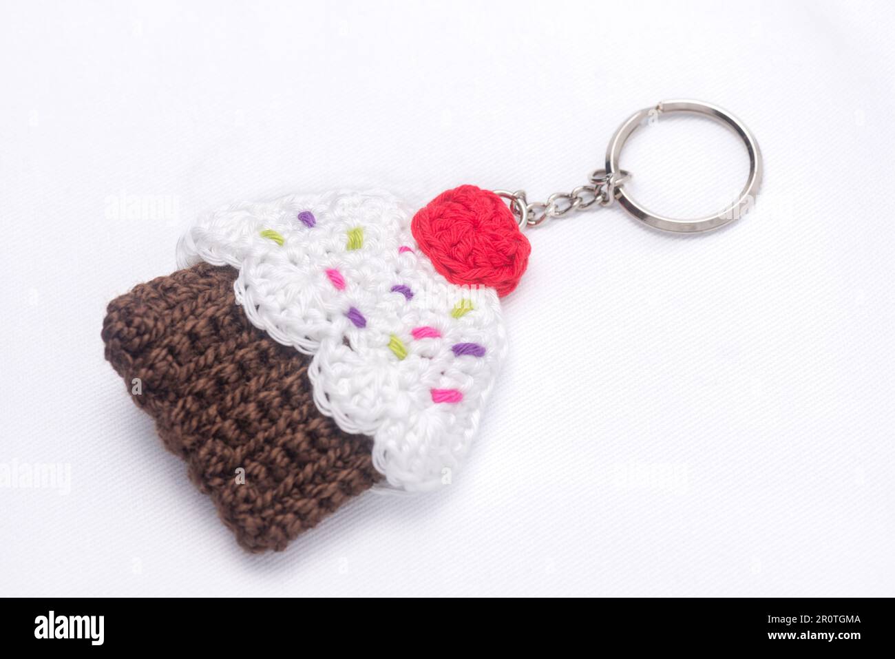 Crocheted keychain in the shape of a vanilla and raspberry cupcake ...