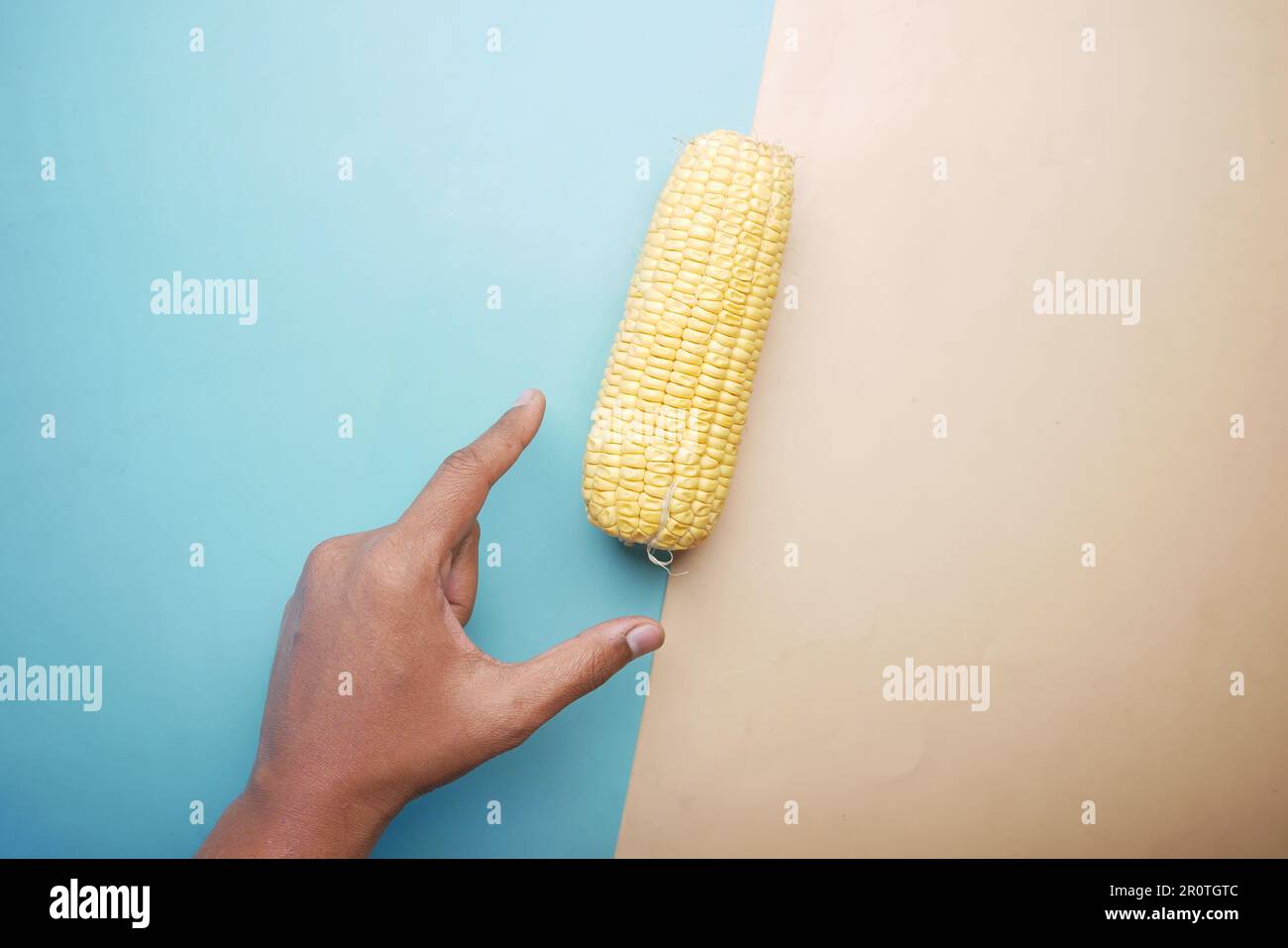 hand to reach corn cob Stock Photo - Alamy